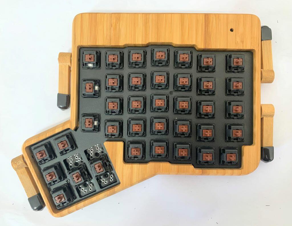 Building a custom ergonomic keyboard - Maurício Maia