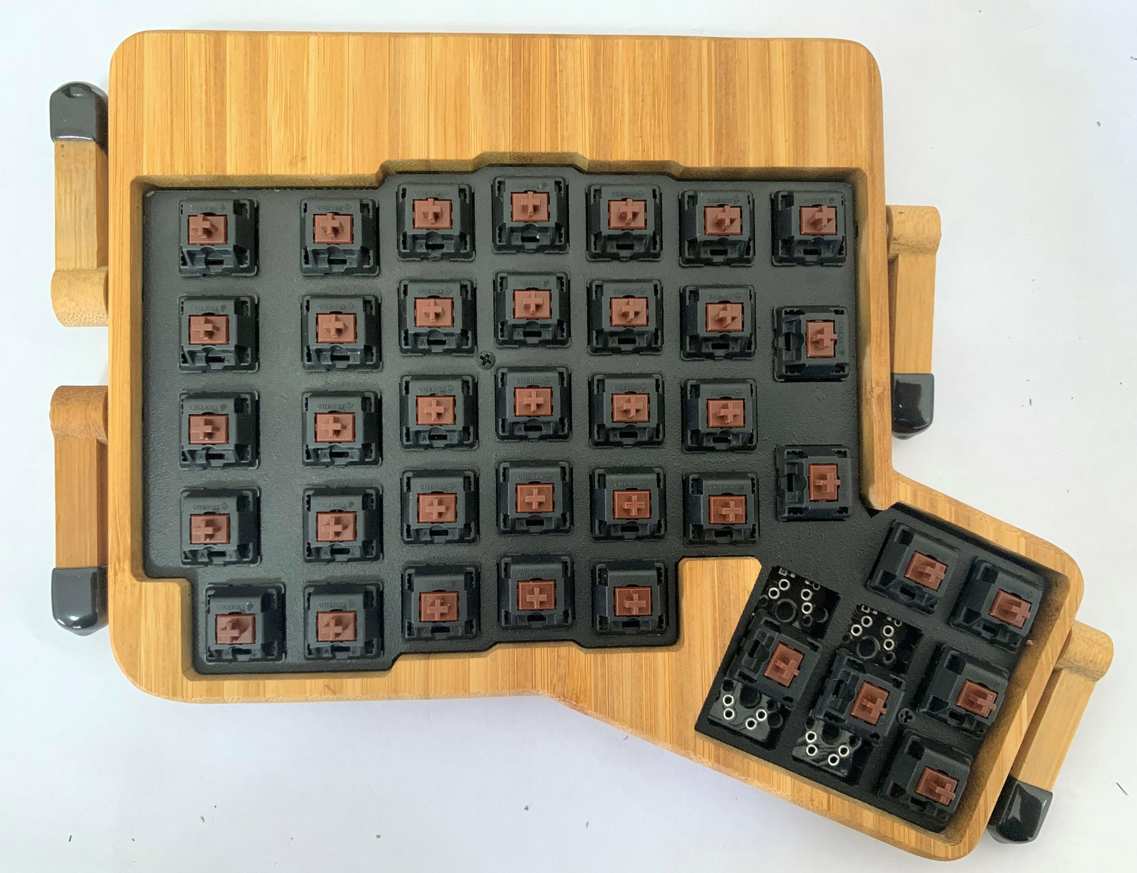 Building a custom ergonomic keyboard - Maurício Maia